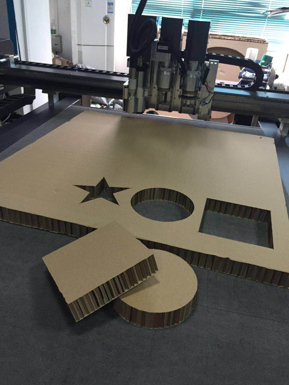 50mm honeycomb cutting flatbed plotter machine – corrugated cardboard ...